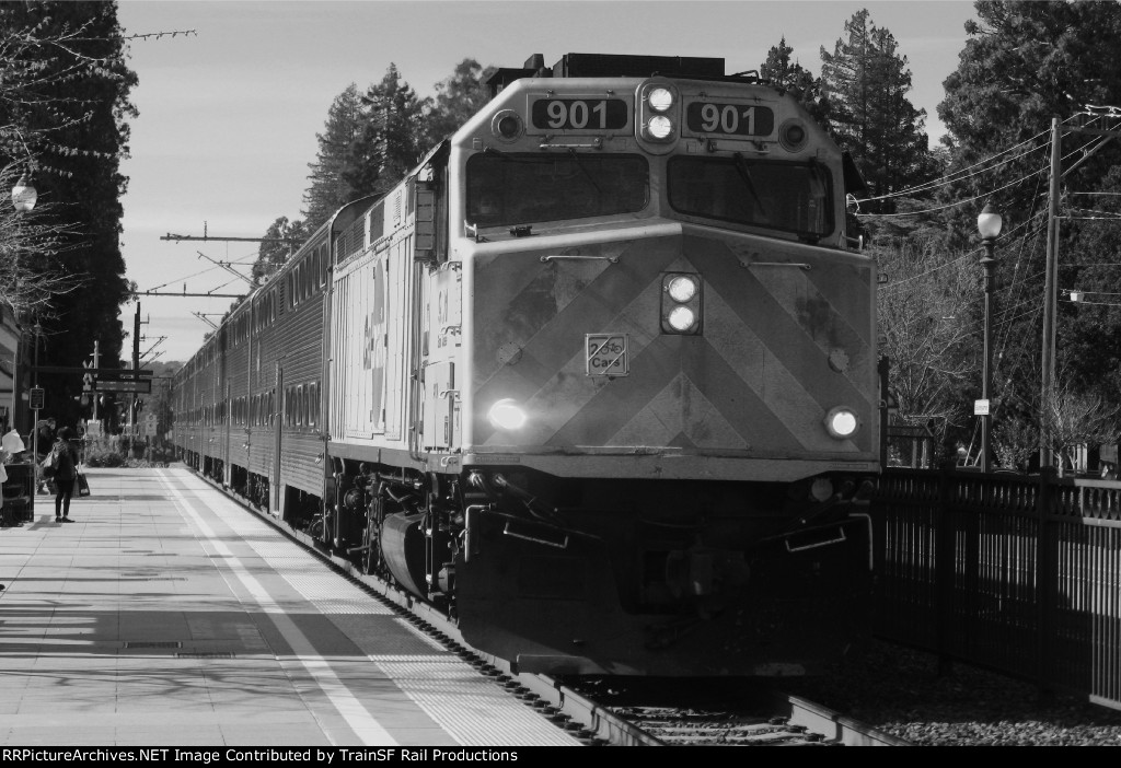 JPBX 901 Leads Caltrain 262 into Burlingame Station
